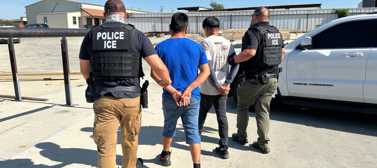 Fue deportado por ICE y un juez lo liberó por esto: el caso que pone en ...