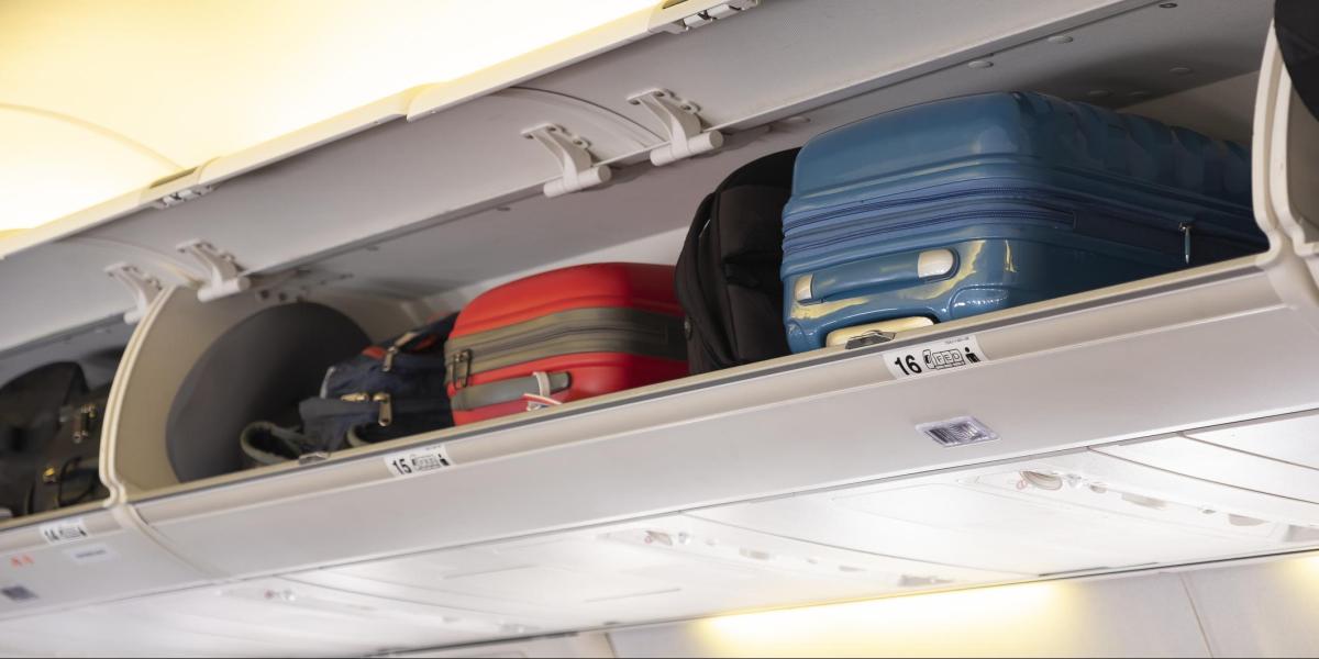 El verdadero motivo por el que las luces de los aviones solo se atenúan ...