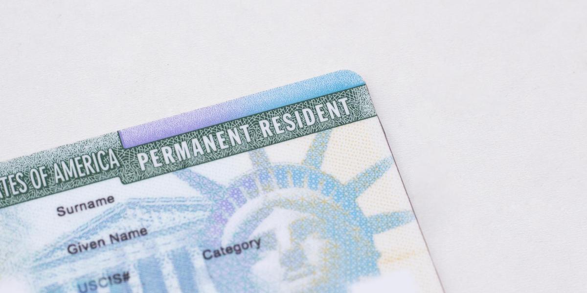 Si consiguió la green card por matrimonio, debe hacer esto para mantenerla