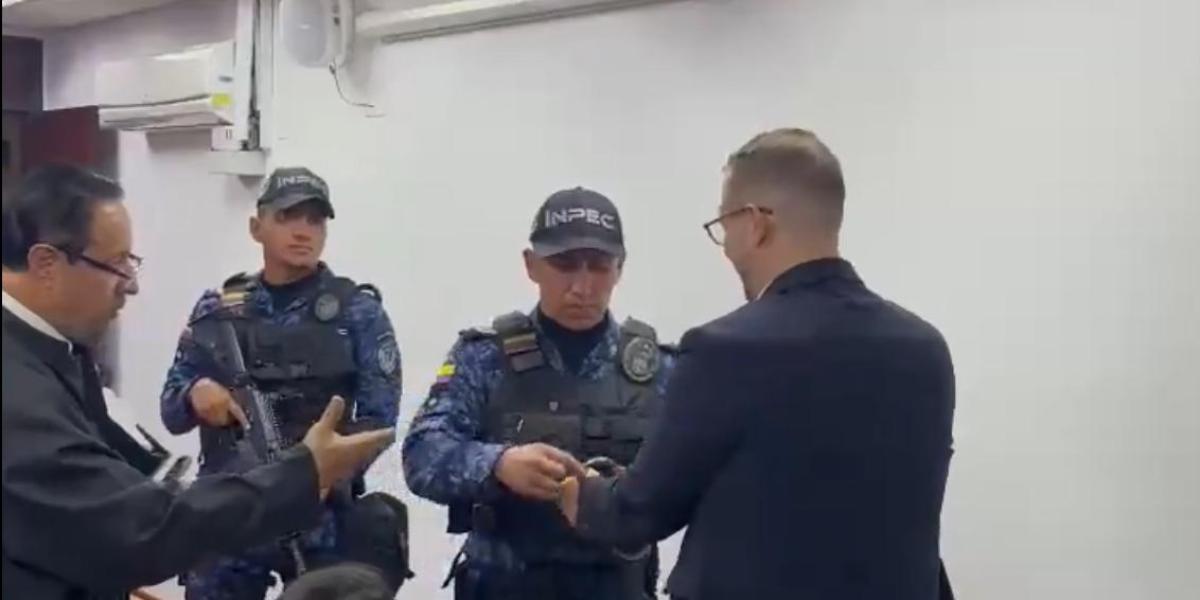 La risa y desplante de John Poulos a juez que lo condenó: se acercó al ...