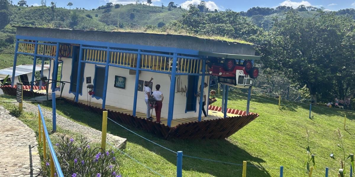 Esta es la casa al revés que visitan los viajeros en Quindío: el ...