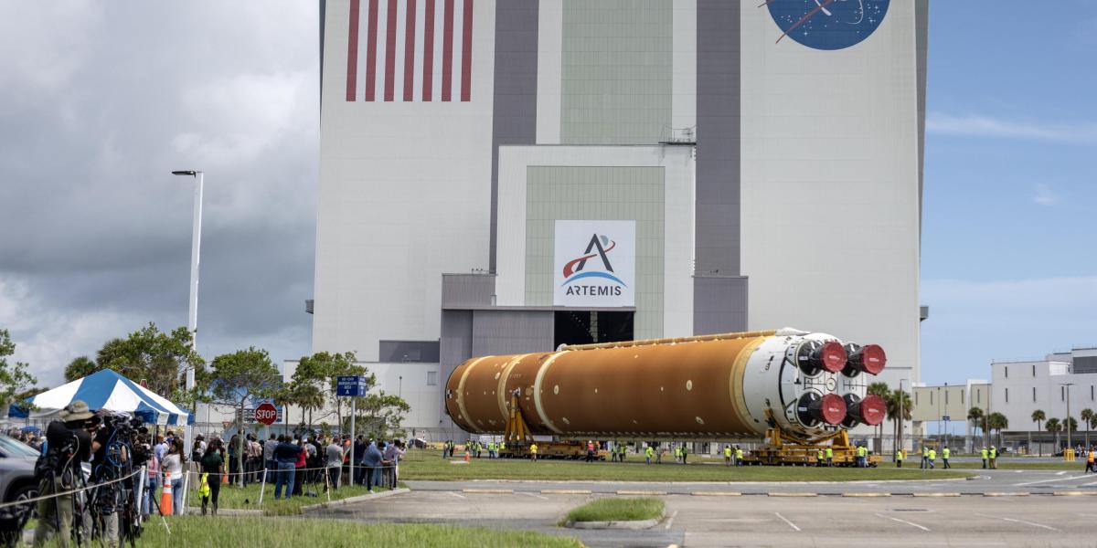 Artemis II: el cohete de la misión lunar de la Nasa ya está en un ...