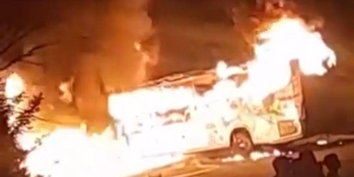 Ataque en Cauca: incendian bus de transporte intermunicipal en la vía Panamericana