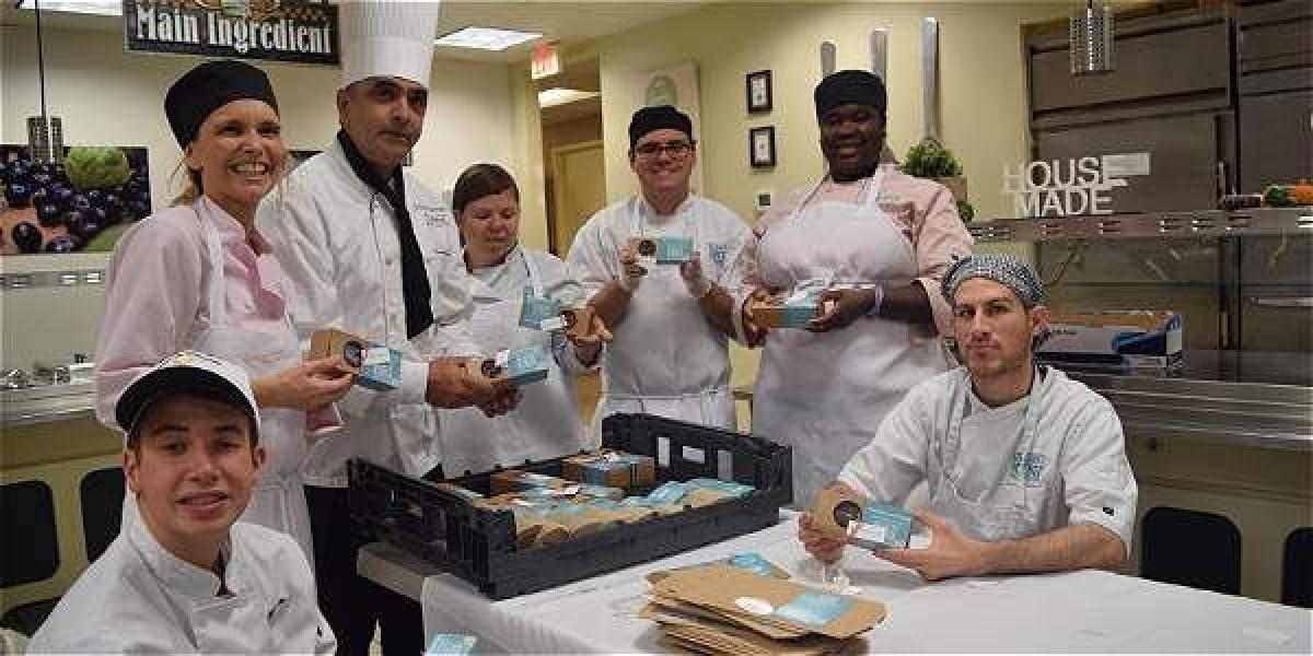 Jóvenes autistas se ganan la vida en una cocina de Miami
