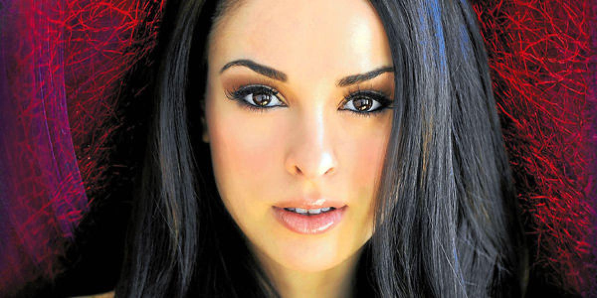 Cindy Gómez canta el himno del Bayern Múnich