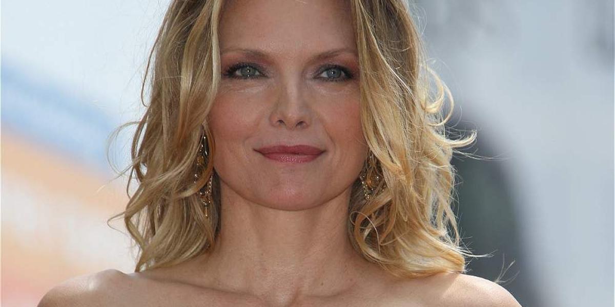 La actriz Michelle Pfeiffer se da un duro golpe en la cara