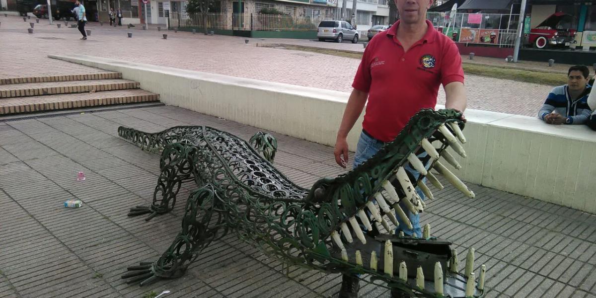 Bogotano convierte la chatarra en arte
