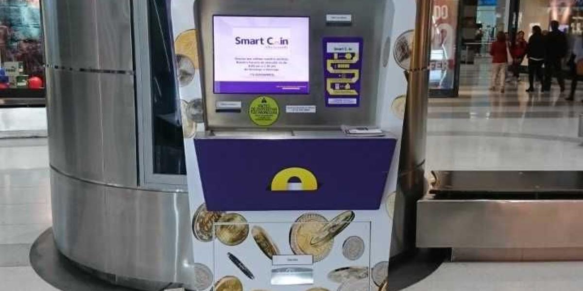 Una máquina que cambia monedas por billetes
