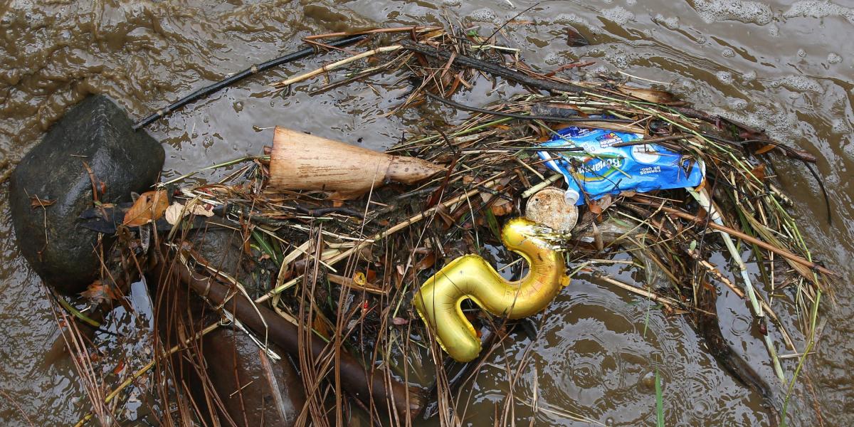 Los plásticos en los ríos: un cultivo de bacterias que amenaza la salud