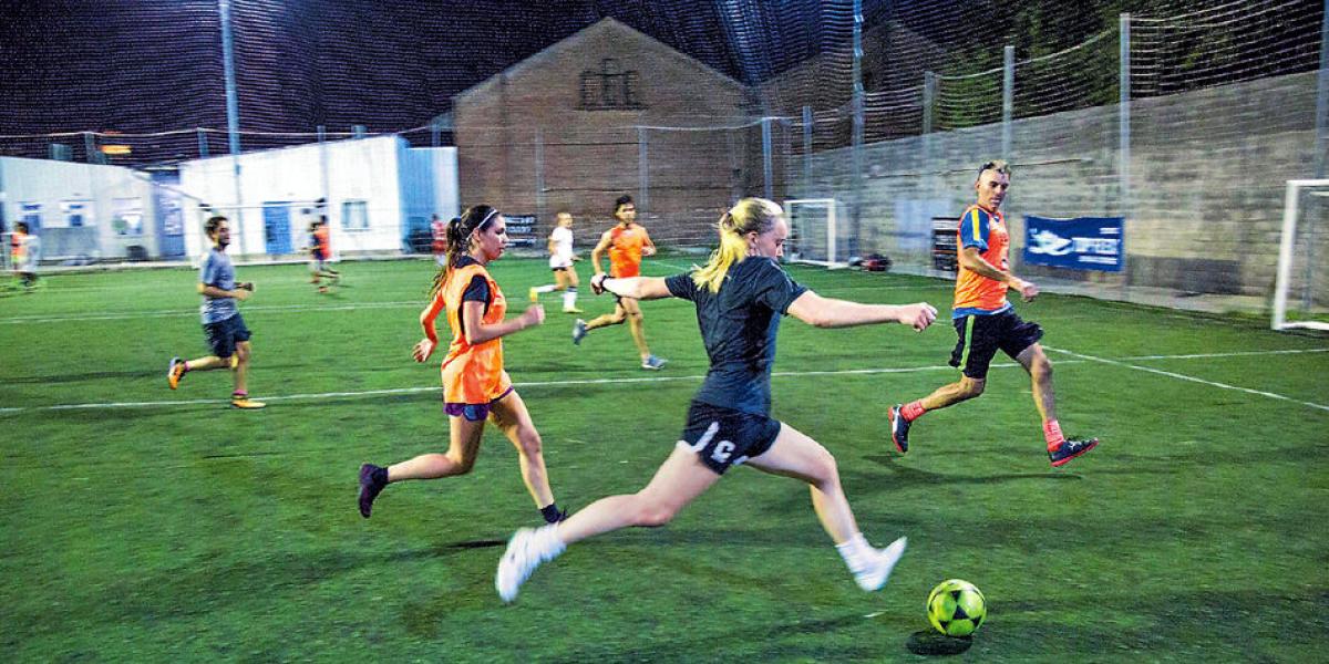 Partidos de fútbol mixto buscan igualdad de género