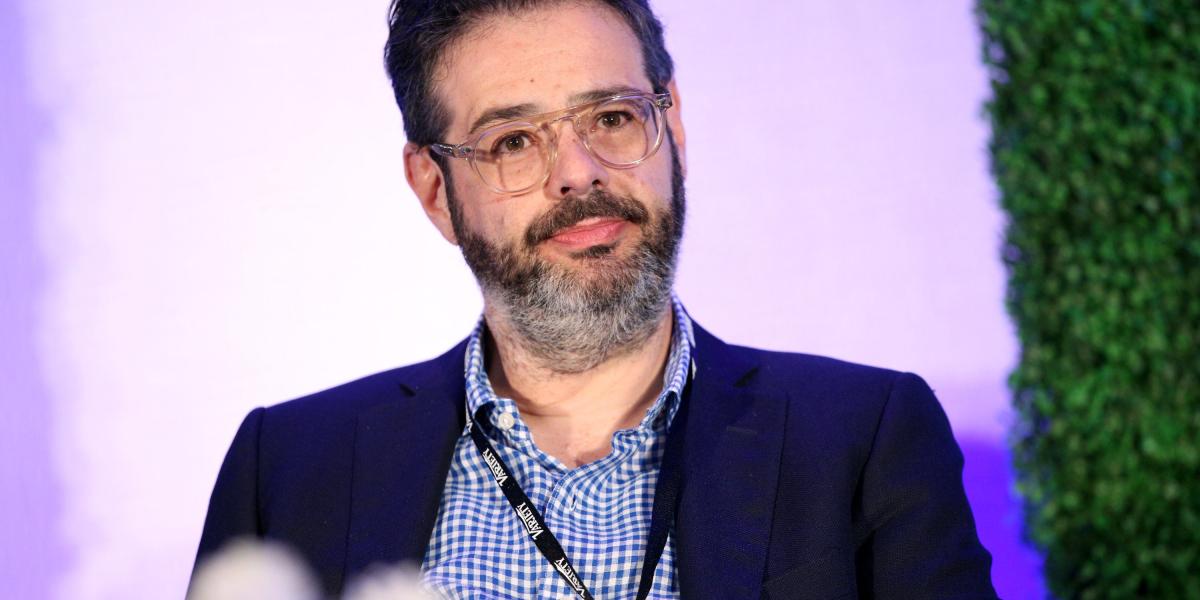 Colombiano Isaac Lee deja alto cargo en Univisión