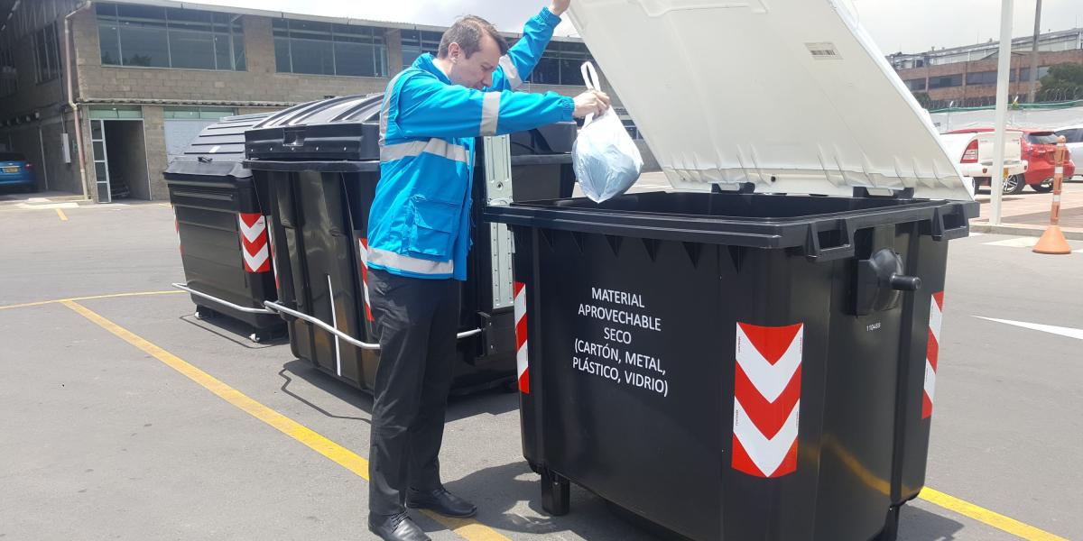 Recicladores enseñan cómo se debe reciclar bien
