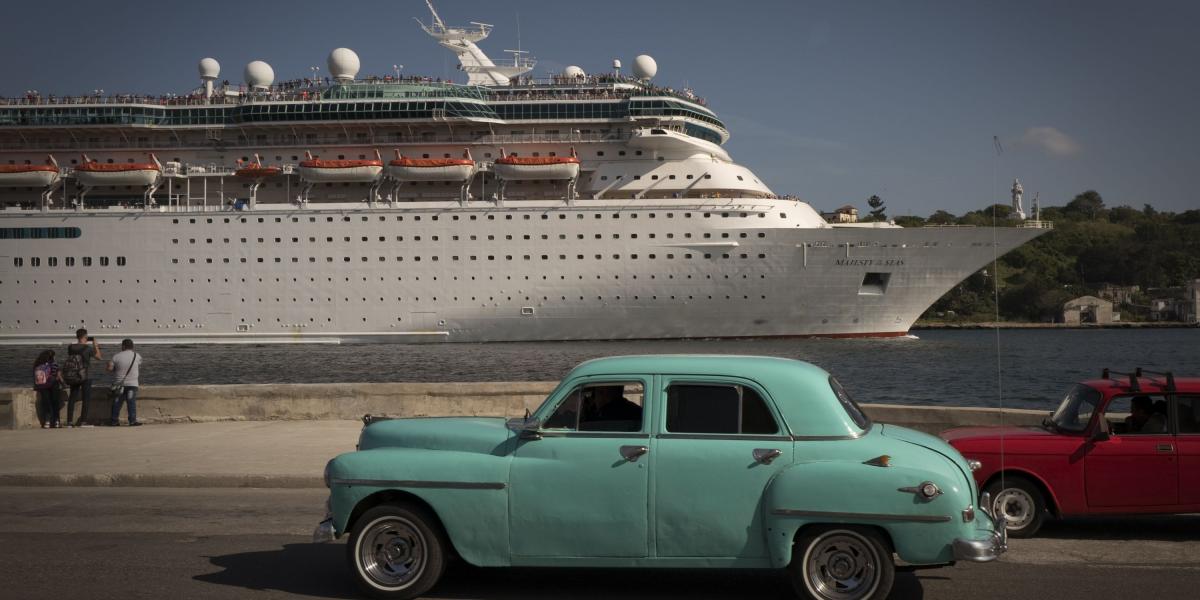 Hombre vetado de por vida de un crucero tras arrojarse al agua desde un ...