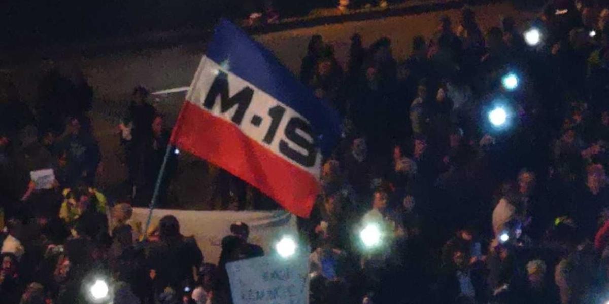 La historia de la bandera del M-19 en la protesta contra el Fiscal