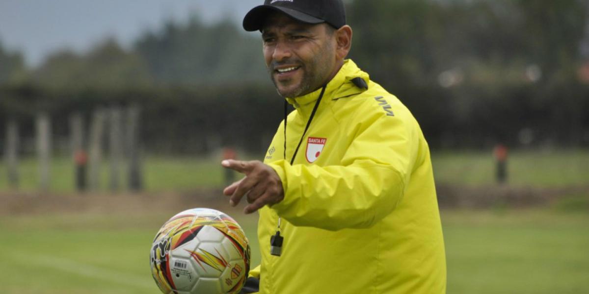 Gerardo Bedoya sigue por ahora como DT de Santa Fe