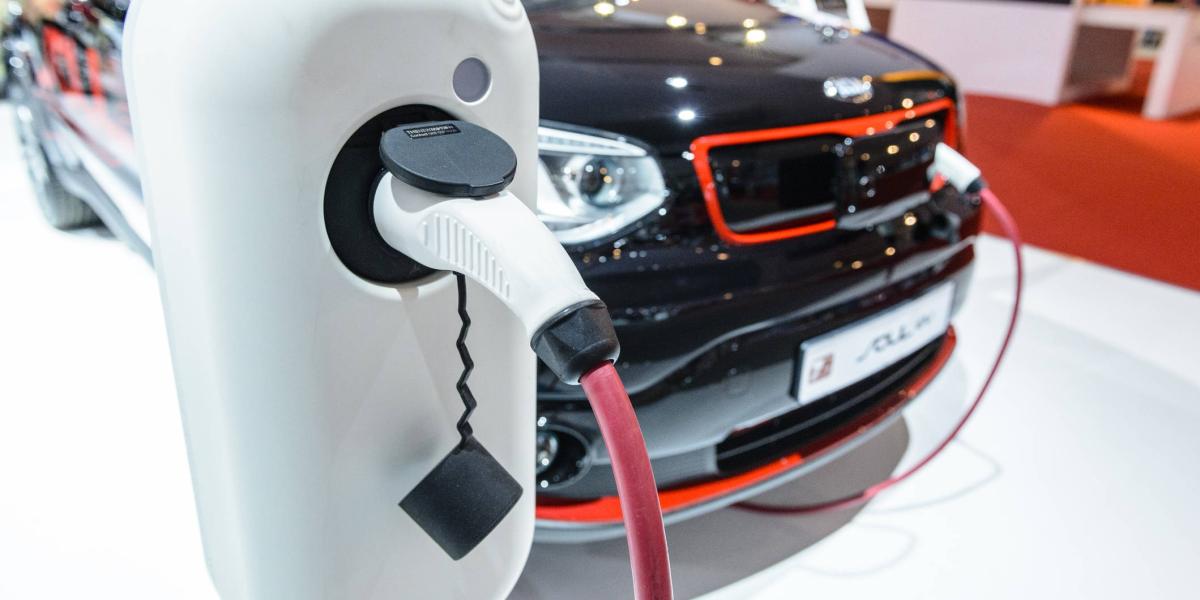 Abecé de pasos para cargar un carro eléctrico en casa