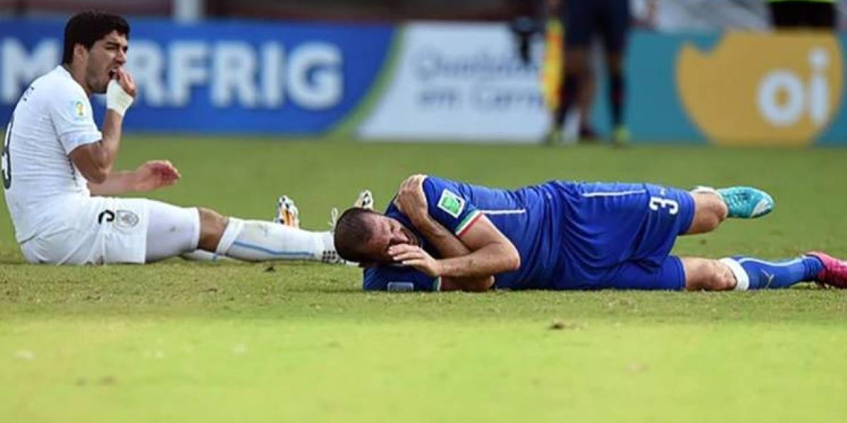 Luis Suárez y el mordisco a Giorgio Chiellini en Brasil 2014