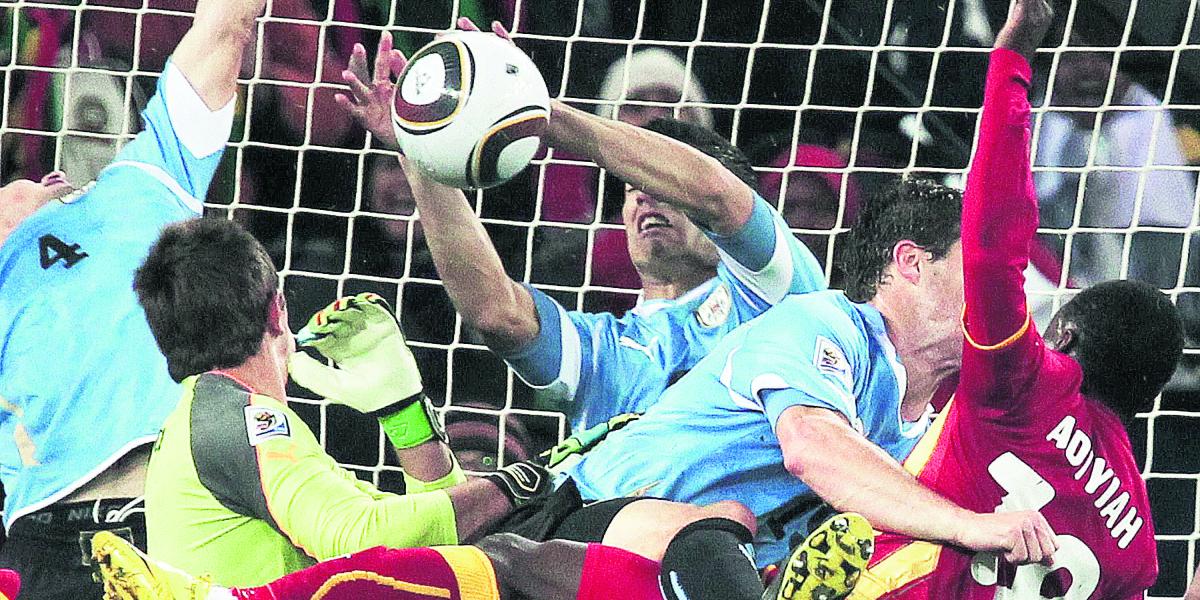 Historia de los mundiales: la atajada de Luis Suárez a Ghana en ...