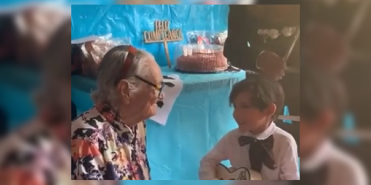 Como en la película Coco de Disney: Niño cantó a su bisabuela |Video ...