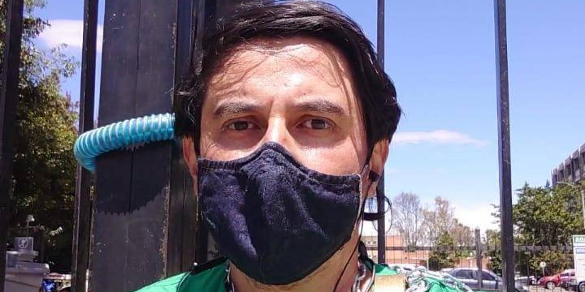 La vida del médico que se encadenó 22 días para convalidar un título