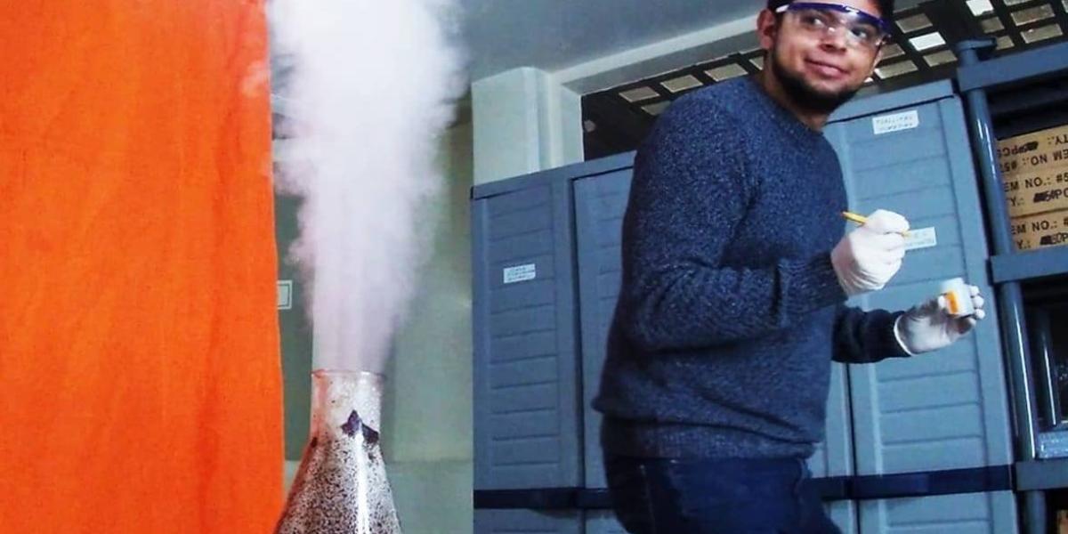 Faber Burgos, youtuber colombiano que hace contenido sobre ciencia