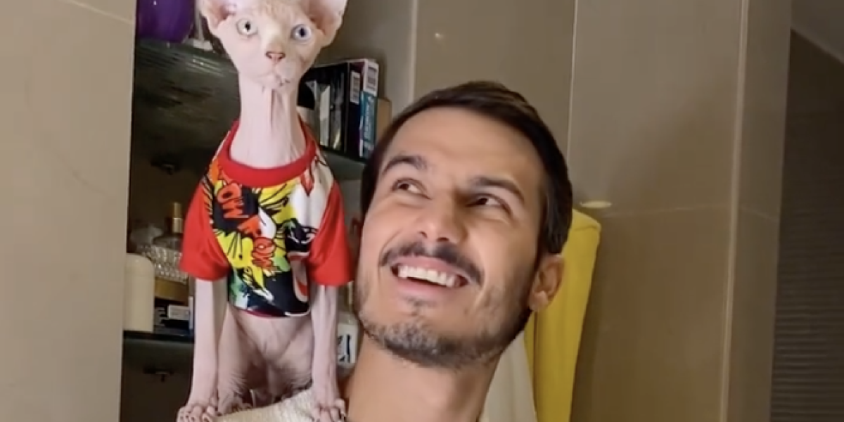 Luisa Fernanda W y Pipe Bueno presentan su gato esfinge llamado Bills