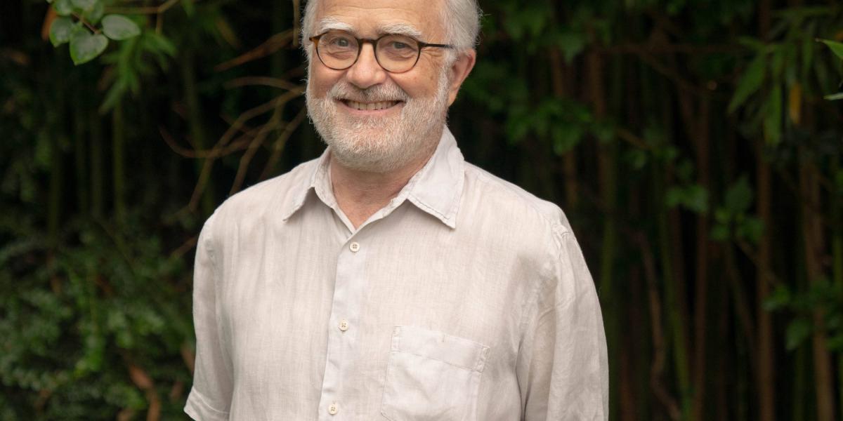 El autor y budista secular Stephen Batchelor habla de Elogio de la soledad