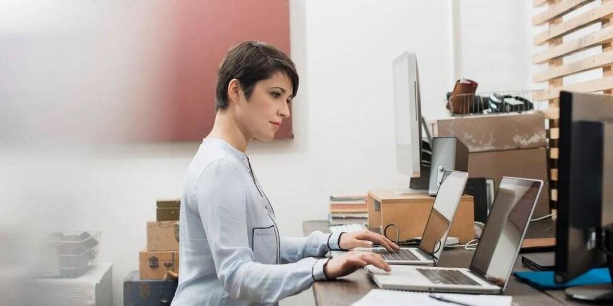 Personas que tienen otro empleo secreto aprovechando trabajo remoto