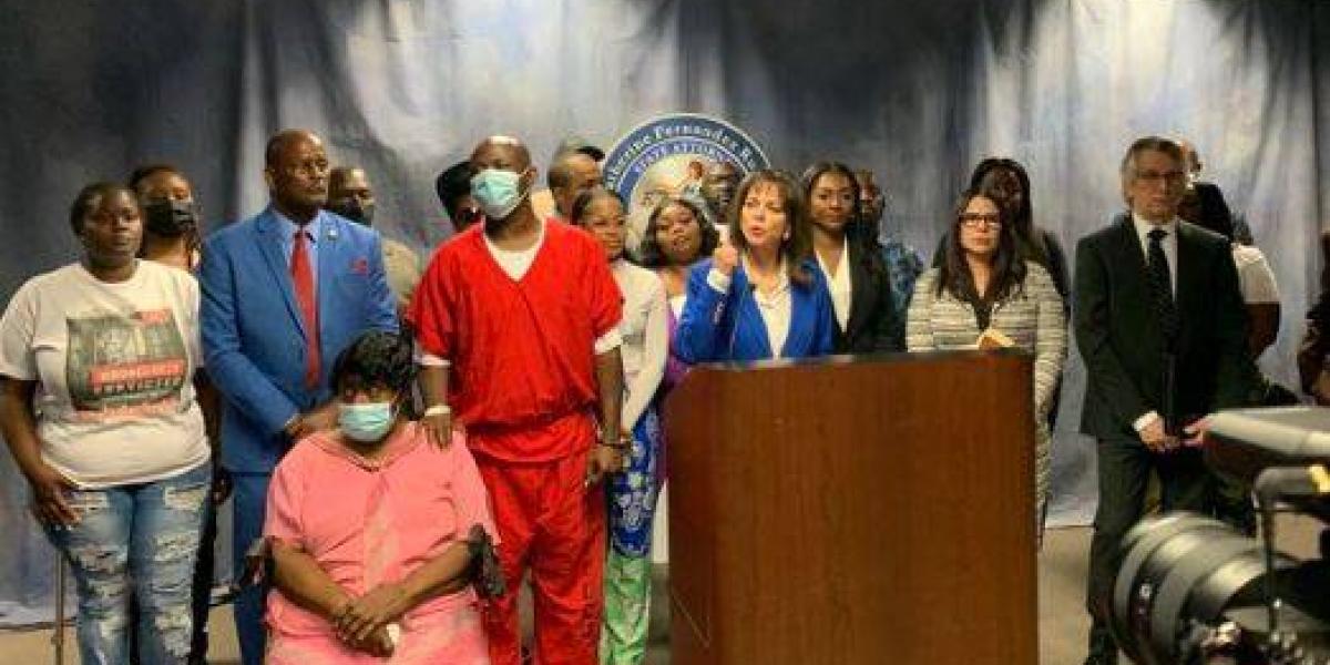 Queda en libertad hombre en EE. UU. que pasó 32 años preso