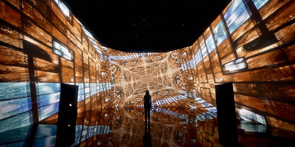 Refik Anadol, el artista que enseña a soñar a las máquinas