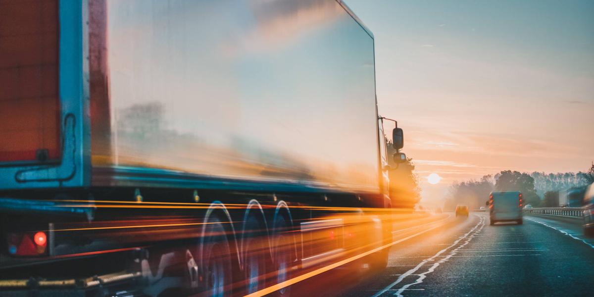 Uber y Waymo se alían para instalar camiones de carga sin conductor