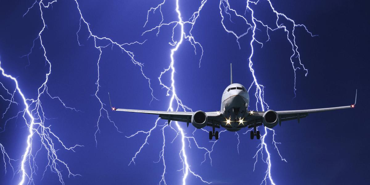 Avión: ¿qué pasa cuando le cae un rayo mientras está volando?