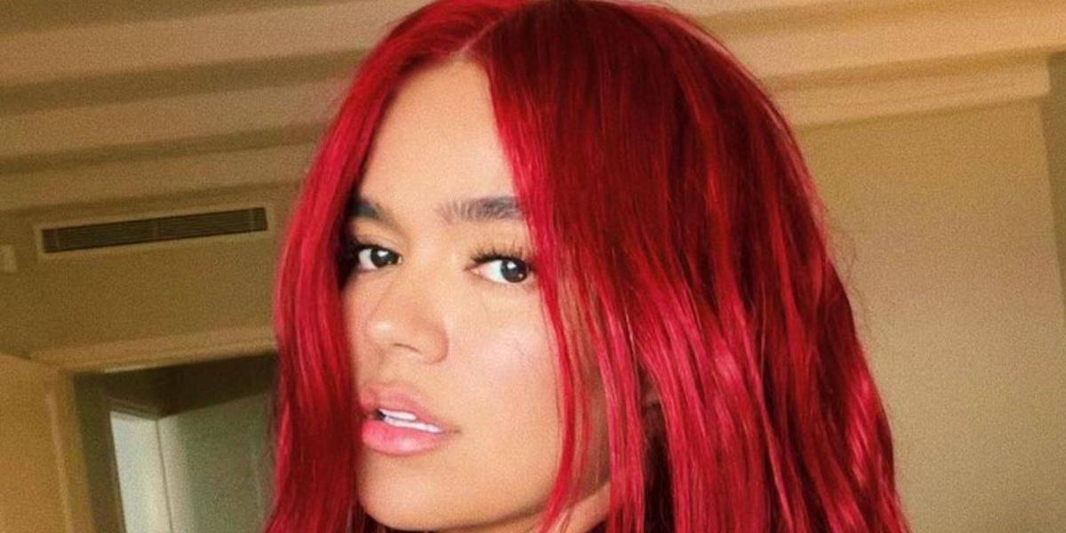 Karol G aparece en concierto volando con su Ferrari azul