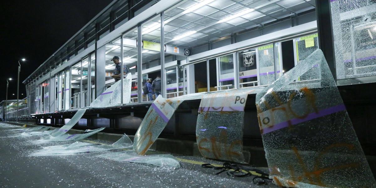 El millonario costo del vandalismo en el TransMilenio de Bogotá: ¿quién ...