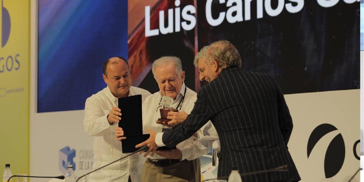 Luis Carlos Sarmiento Angulo recibió premio de la CCI por su vida y obra