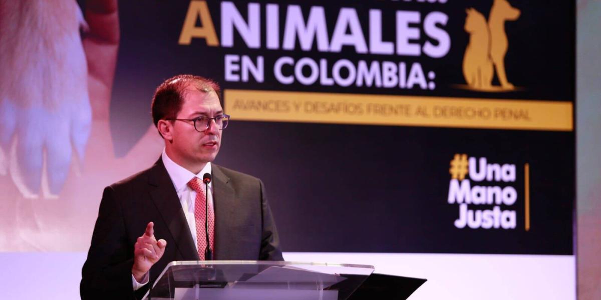 Fiscal Barbosa explica por qué escoltas pasean a sus perros