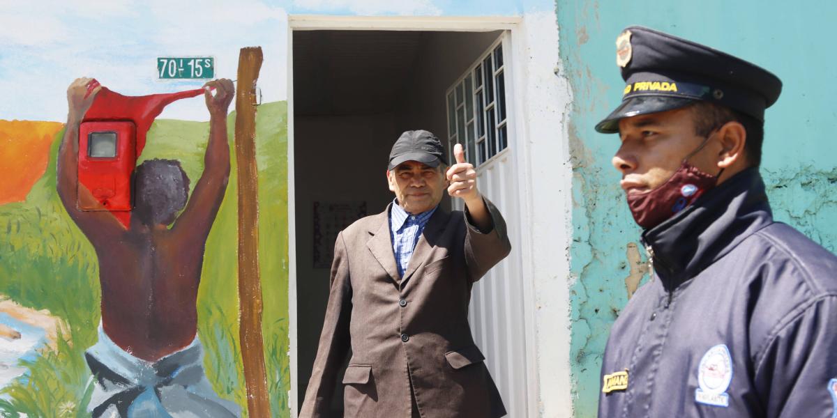 La ropa sucia se lava gratis en los agrestes peñascos de Bogotá