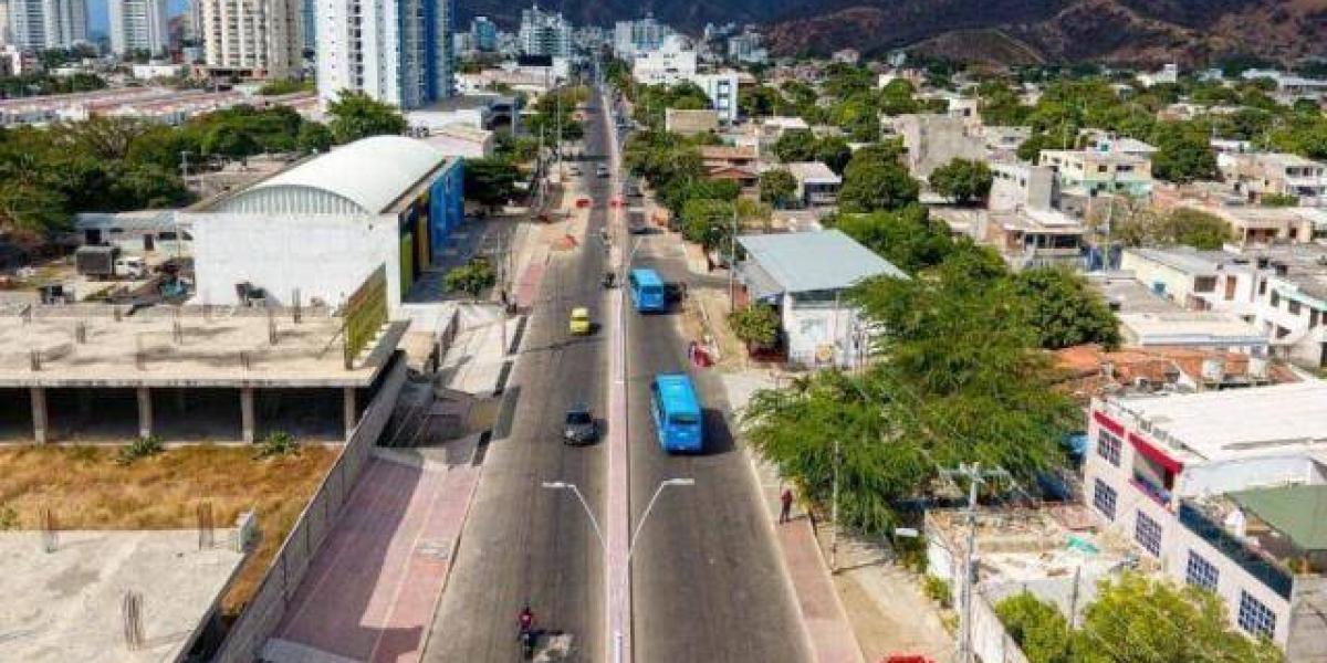 La moderna vía en doble calzada que recibe al turismo en El Rodadero