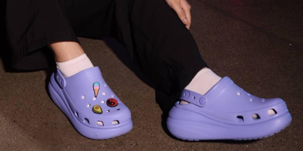 Crocs con plataforma llegan al mercado colombiano