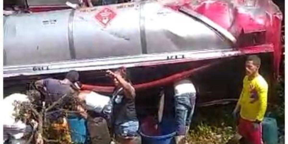 Tractocamión con ACPM se accidentó y fue saqueado por la comunidad