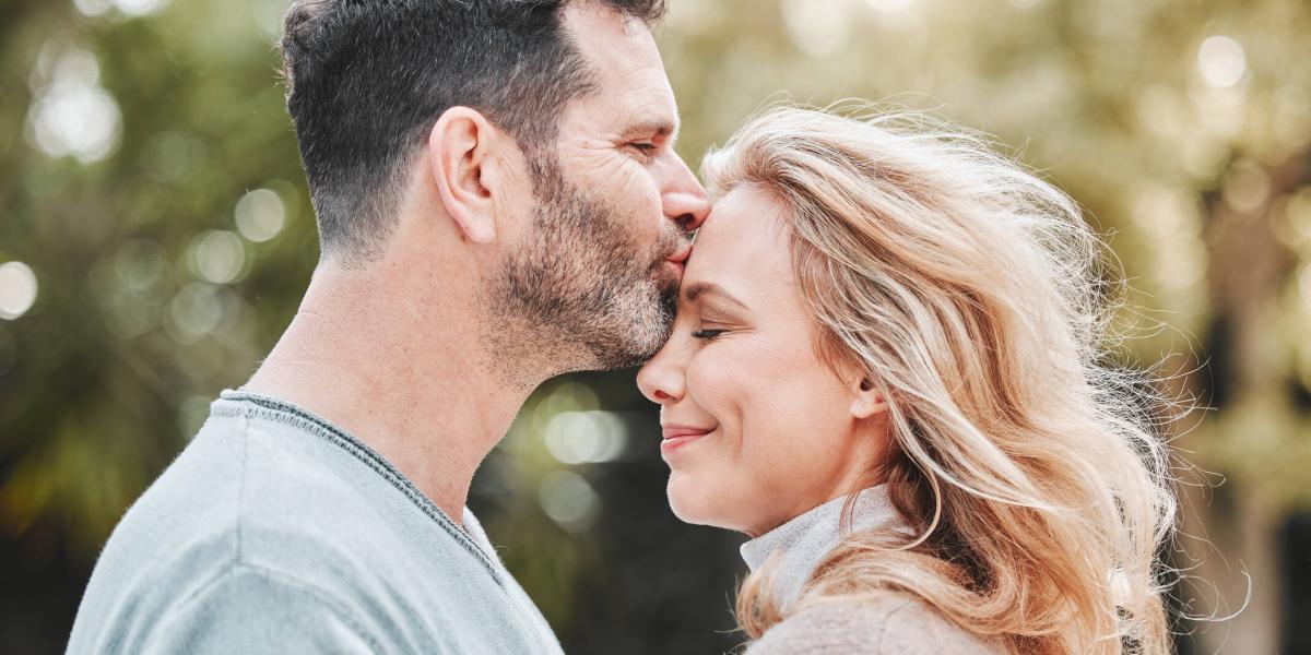 Beso en la frente: este es su increíble significado
