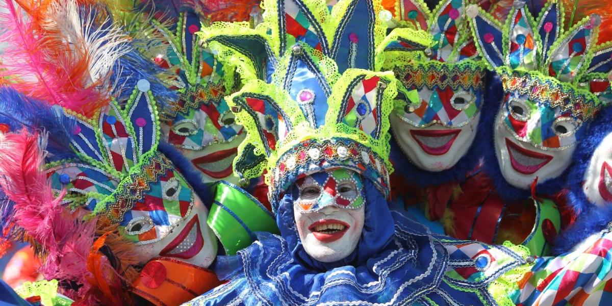 Carnaval: Derroche de color y brillo en la Gran Parada de Comparsas