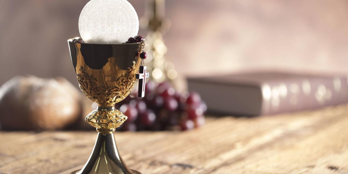 ¿Cuál es el origen de la entrega de la hostia en las ceremonias religiosas?