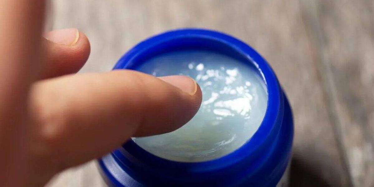 ¿Qué es VapoRub y para Qué se Utiliza? | Tool N' Around