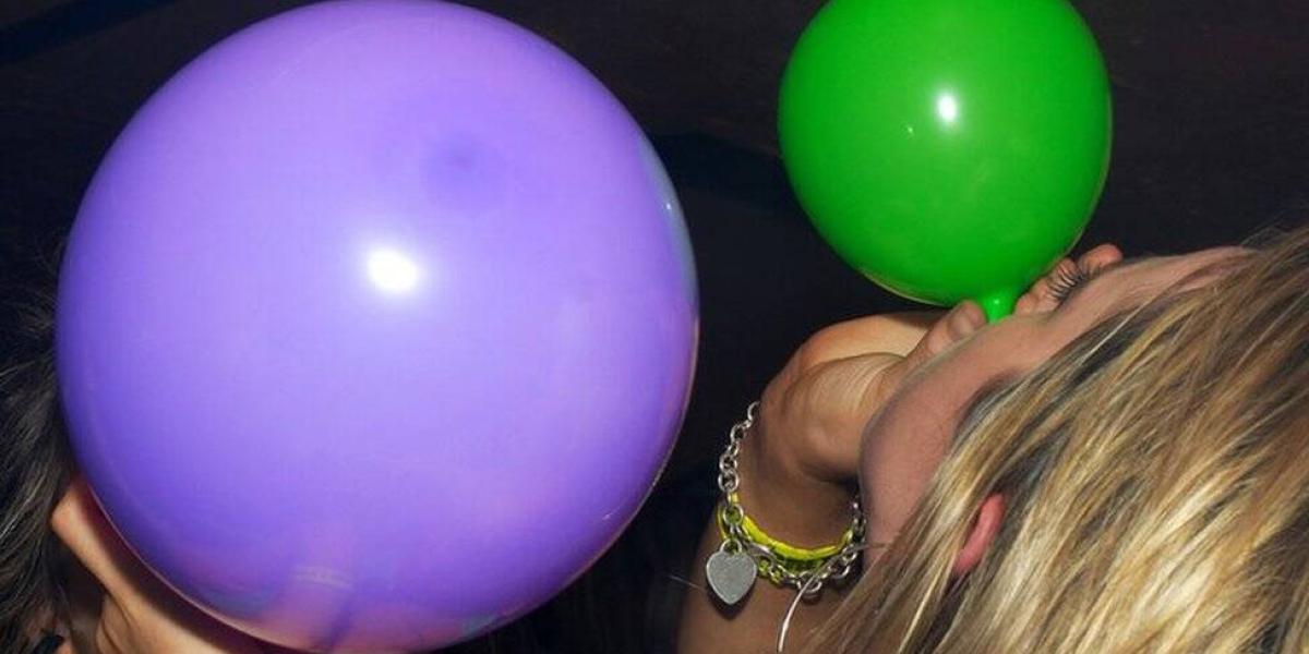 Los peligros del gas de la risa, una de las drogas más usadas en Europa