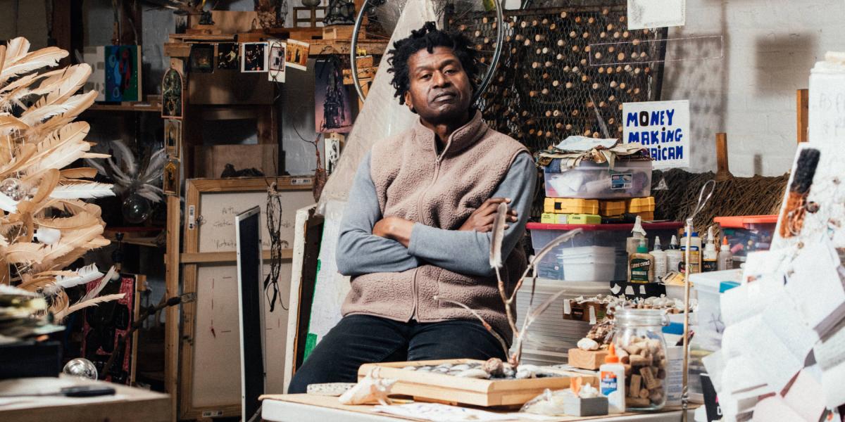 Arthur Simms, el artista de Jamaica que hace piezas de objetos hallados