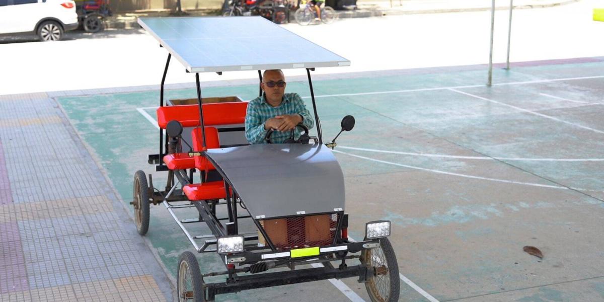 El carro solar que rueda por las cales de un pueblo del Atlántico