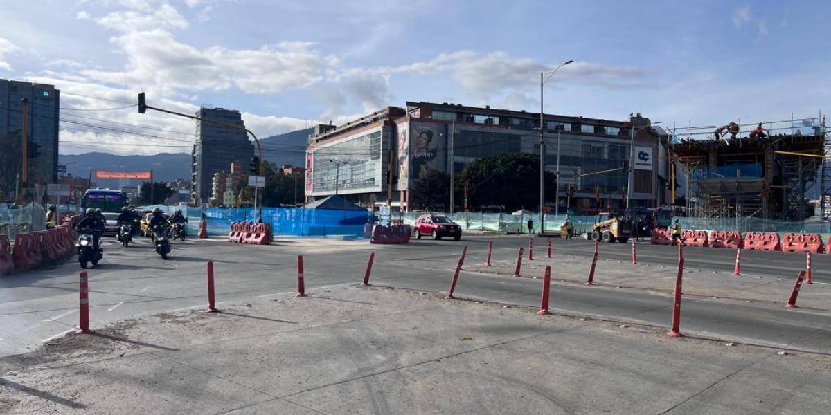 Infraestructura subterránea y puente elevado en la avenida Suba con ...