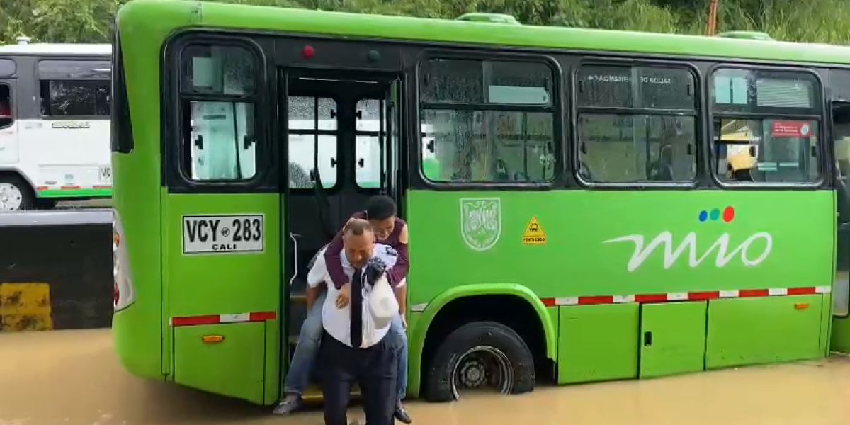 Aplausos a conductor de bus del MIO por salvar de inundación a ...