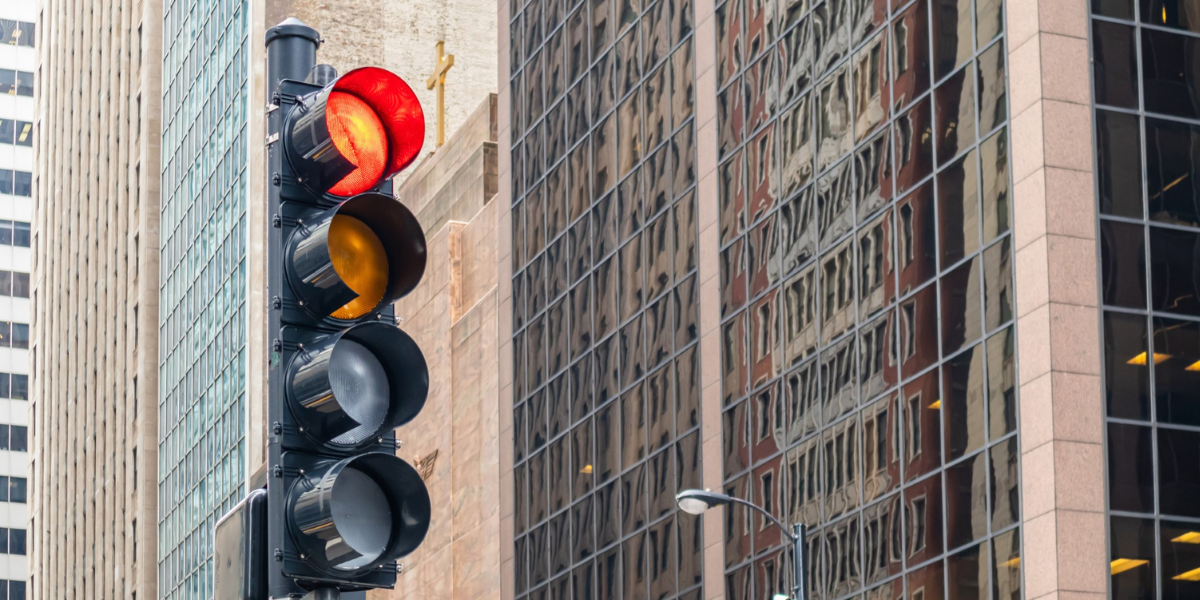 Proponen agregar al semáforo una cuarta luz: ¿qué función tendría?